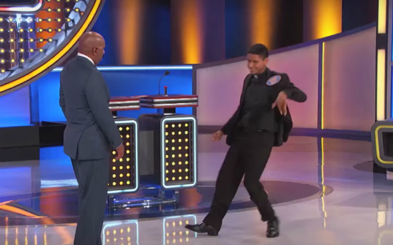 Este sacerdote te sorprenderá con su talento para el baile