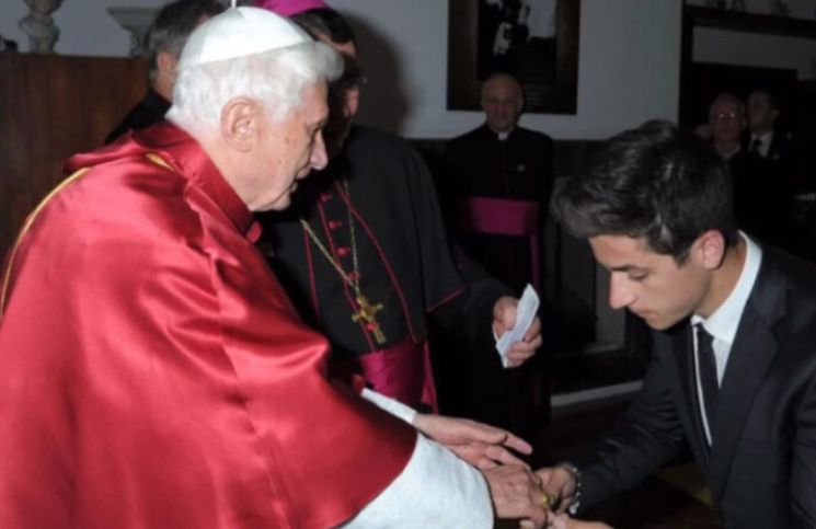El sentido homenaje del actor de Disney David Henrie a Benedicto XVI
